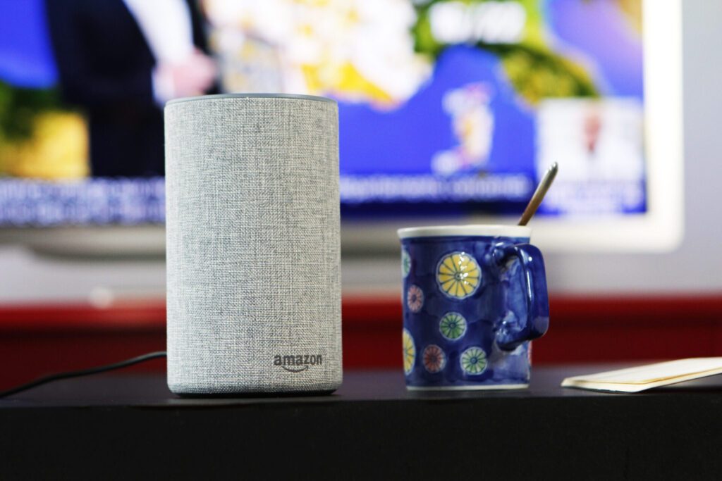 On a testé Amazon Echo et Alexa, les meilleurs ennemis de Google Assistant