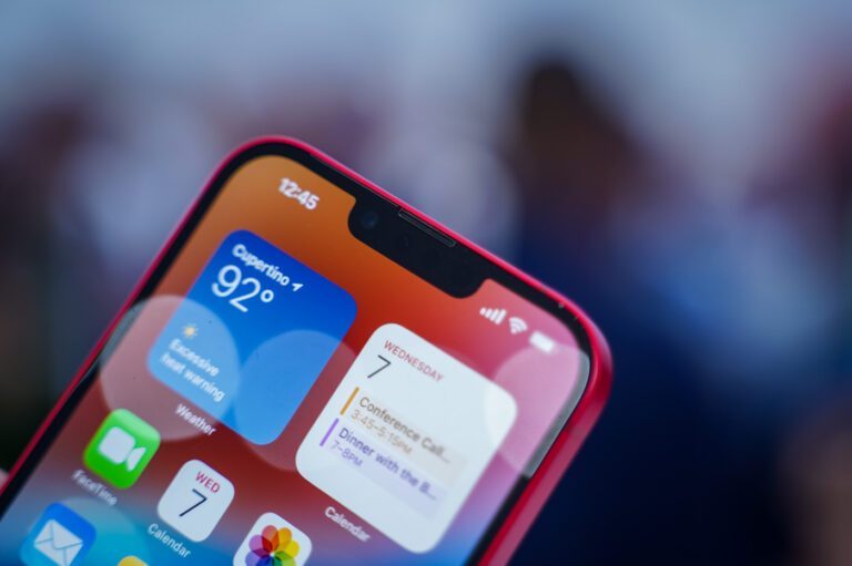 Première prise en main des iPhone 14 et 14 Plus : grand, et... très grand
