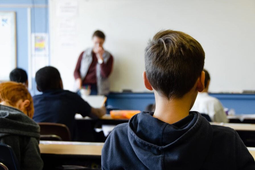 1h de cours d'IA par semaine dès 2027 : la France veut préparer les ...