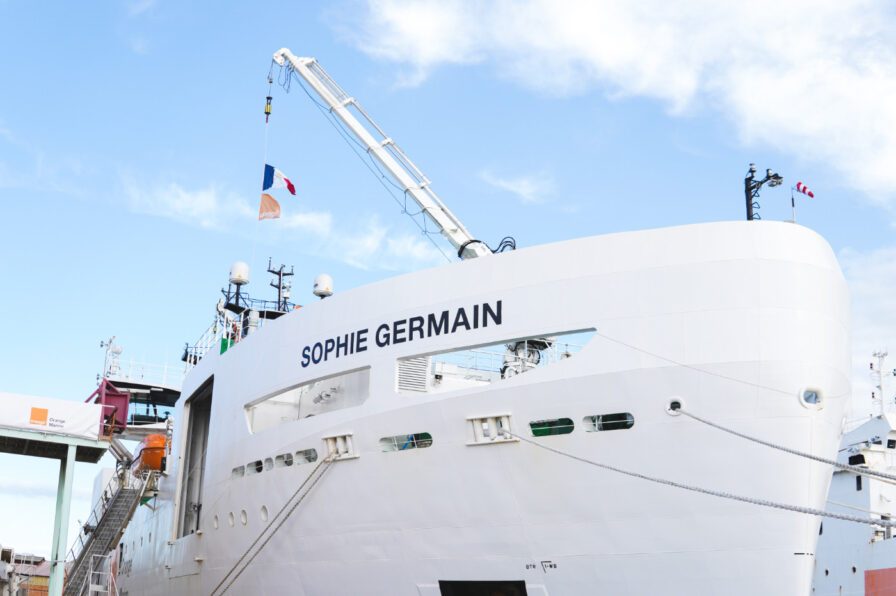 On est montés à bord du navire qui répare les câbles Internet sous-marins