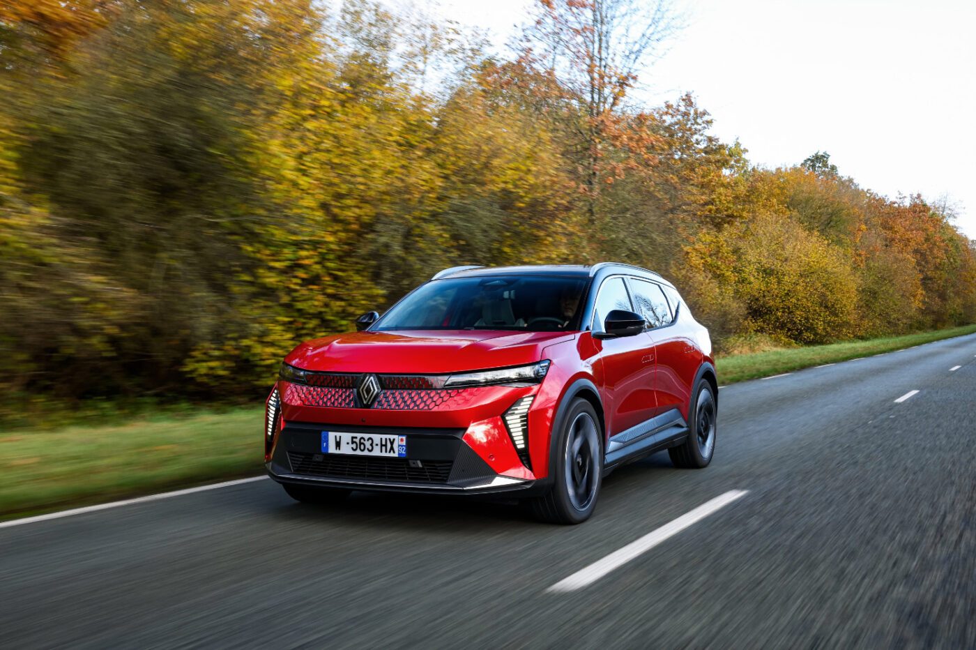 Renault Scénic E-Tech vs Peugeot e-3008 : le duel des SUV électriques ...