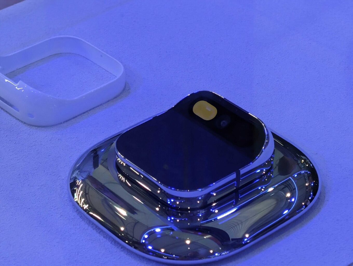 On a vu l'Humane Ai Pin, le pin's qui voulait tuer le smartphone mais ...