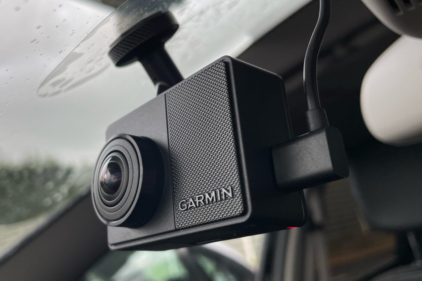 Test Garmin Dash Cam 67W : caméra embarquée ET assistant de conduite
