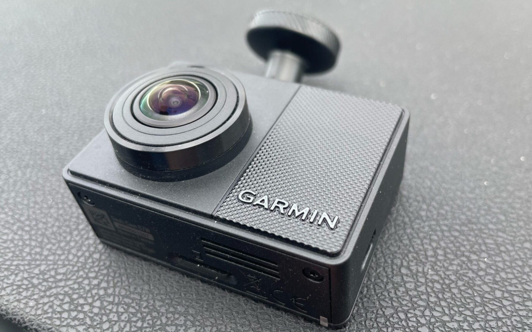 Test Garmin Dash Cam 67W : caméra embarquée ET assistant de conduite