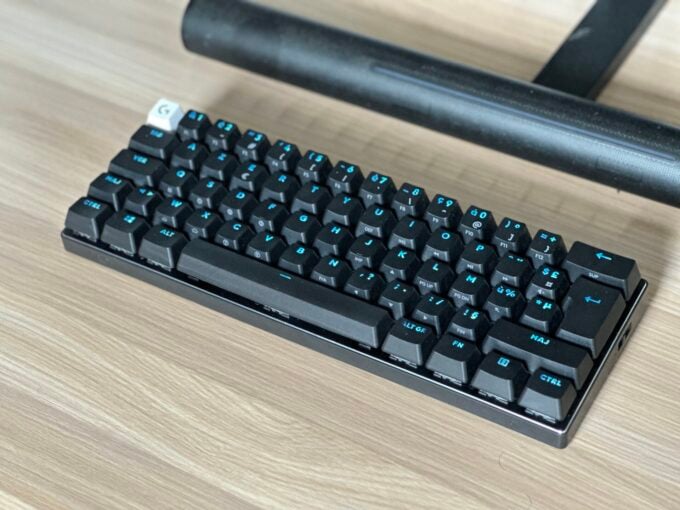 Comparatif Logitech Wireless All-In-One Keyboard tk820 contre Logitech ...