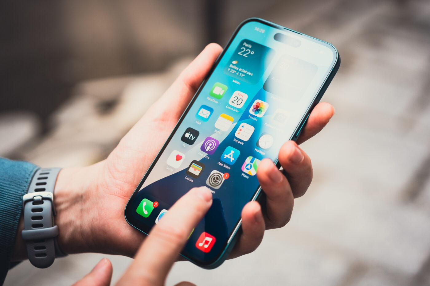 Un iPhone 16 Pro Max à 2 300 $ ? Le scénario du pire pour Apple avec ...