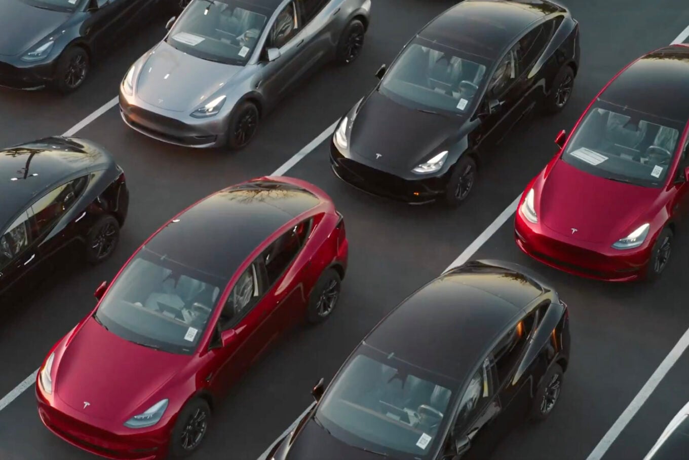 Tesla : 50 000 voitures neuves s’entassent sur les parkings, un record ...