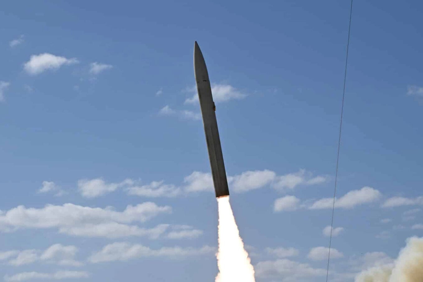 À la place des fusées SpaceX, l’armée américaine tire un missile ...