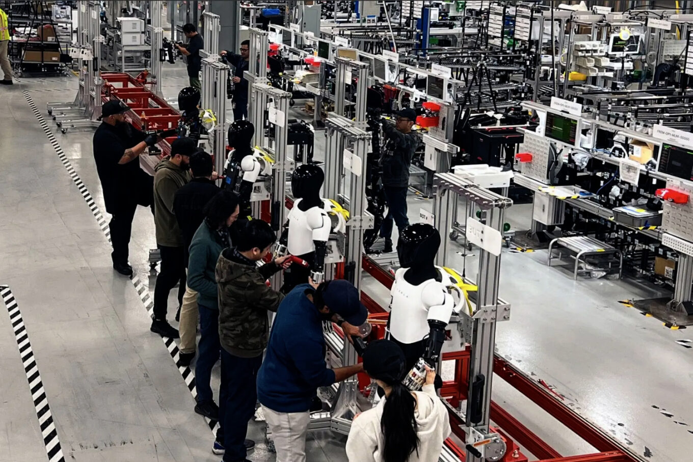 Tesla montre enfin son usine à robots humanoïdes Optimus