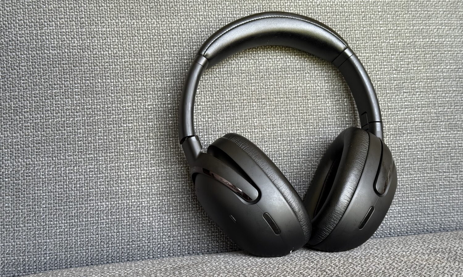 Comparatif JBL Tour One M3 contre JBL Live Beam 4 - 01net.com