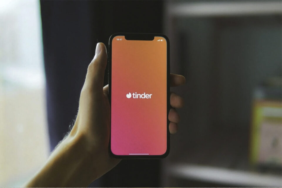 L'IA de Tinder veut fouiller la galerie photo de votre smartphone pour ...
