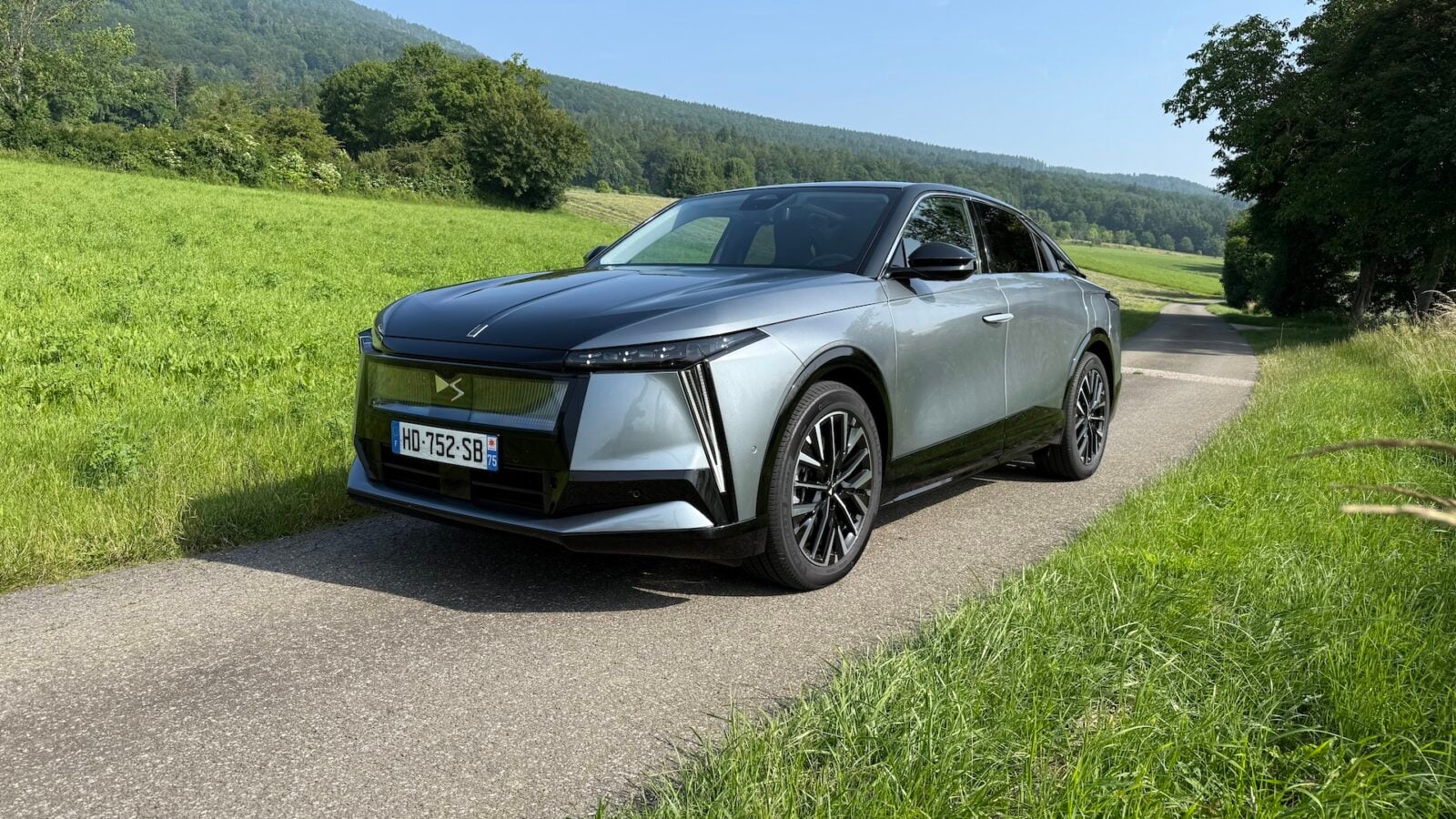 Test DS N°8 : notre avis sur la voiture électrique d'Emmanuel Macron
