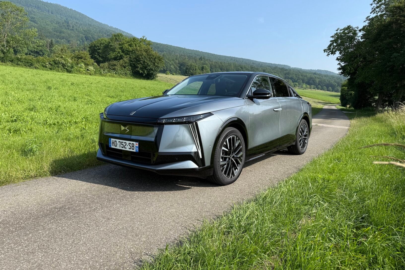 Test DS N°8 : notre avis sur la voiture électrique d'Emmanuel Macron