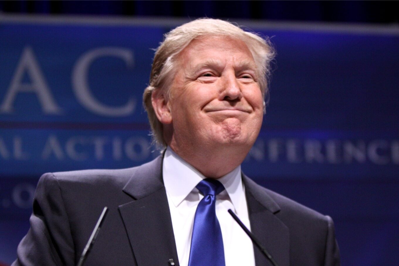 Après le « zéro régulation » en matière d'IA, Donald Trump impose des ...