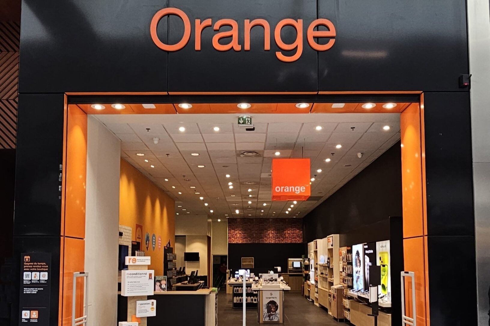 Orange confirme qu'une explosion a provoqué une panne à Paris, mais ...