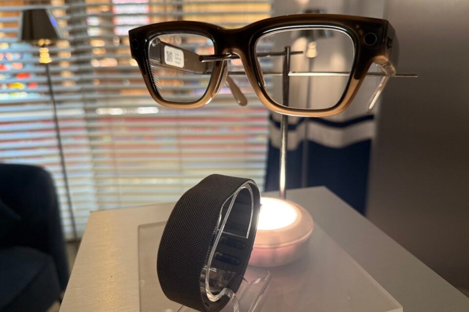 On a testé la nouvelle version des Ray-Ban Meta et leur bracelet ...