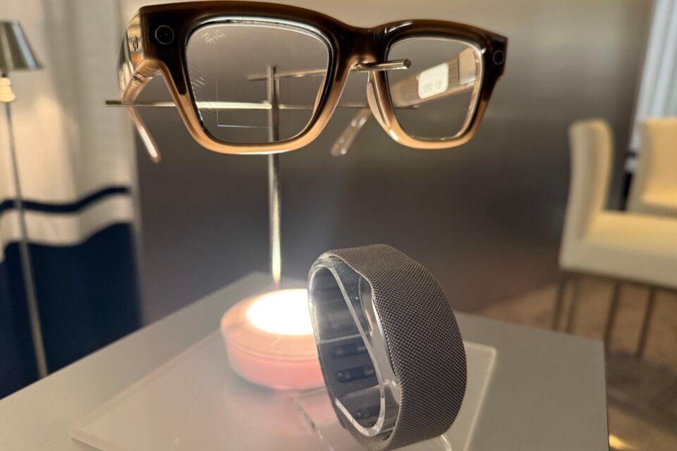 On a testé la nouvelle version des Ray-Ban Meta et leur bracelet ...