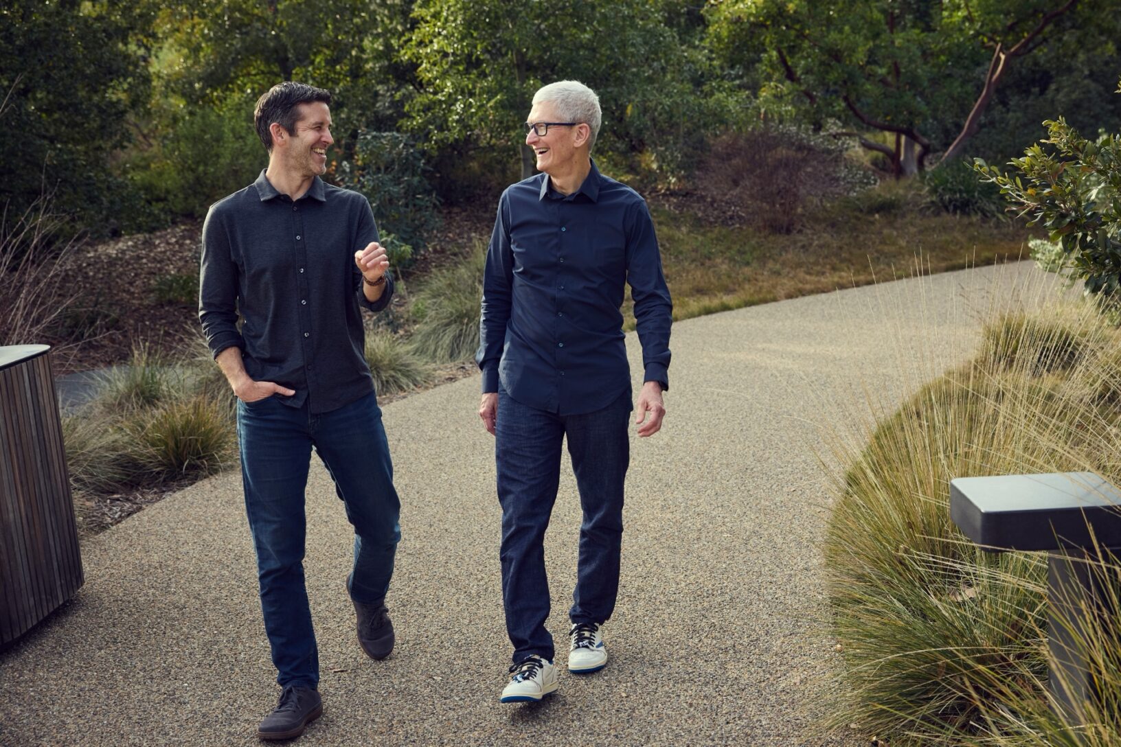 Qui est John Ternus, le nouveau patron d'Apple qui succède à Tim Cook
