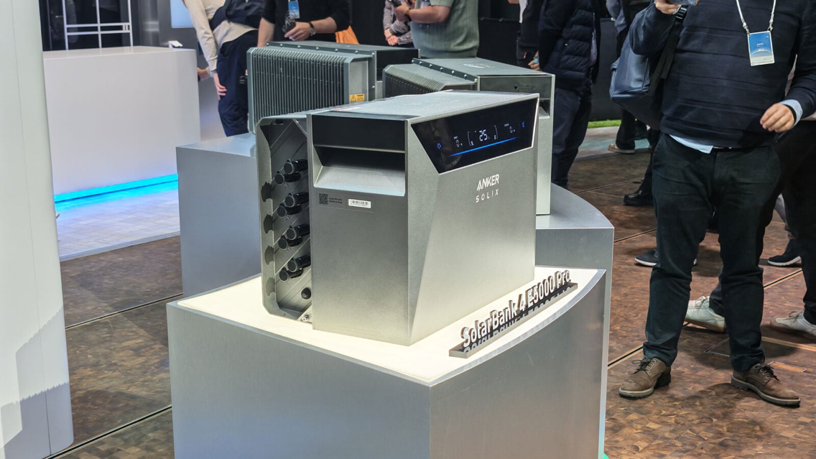 On a vu la Anker SOLIX Solarbank 4 Pro en vrai : 8 faits que les photos ...